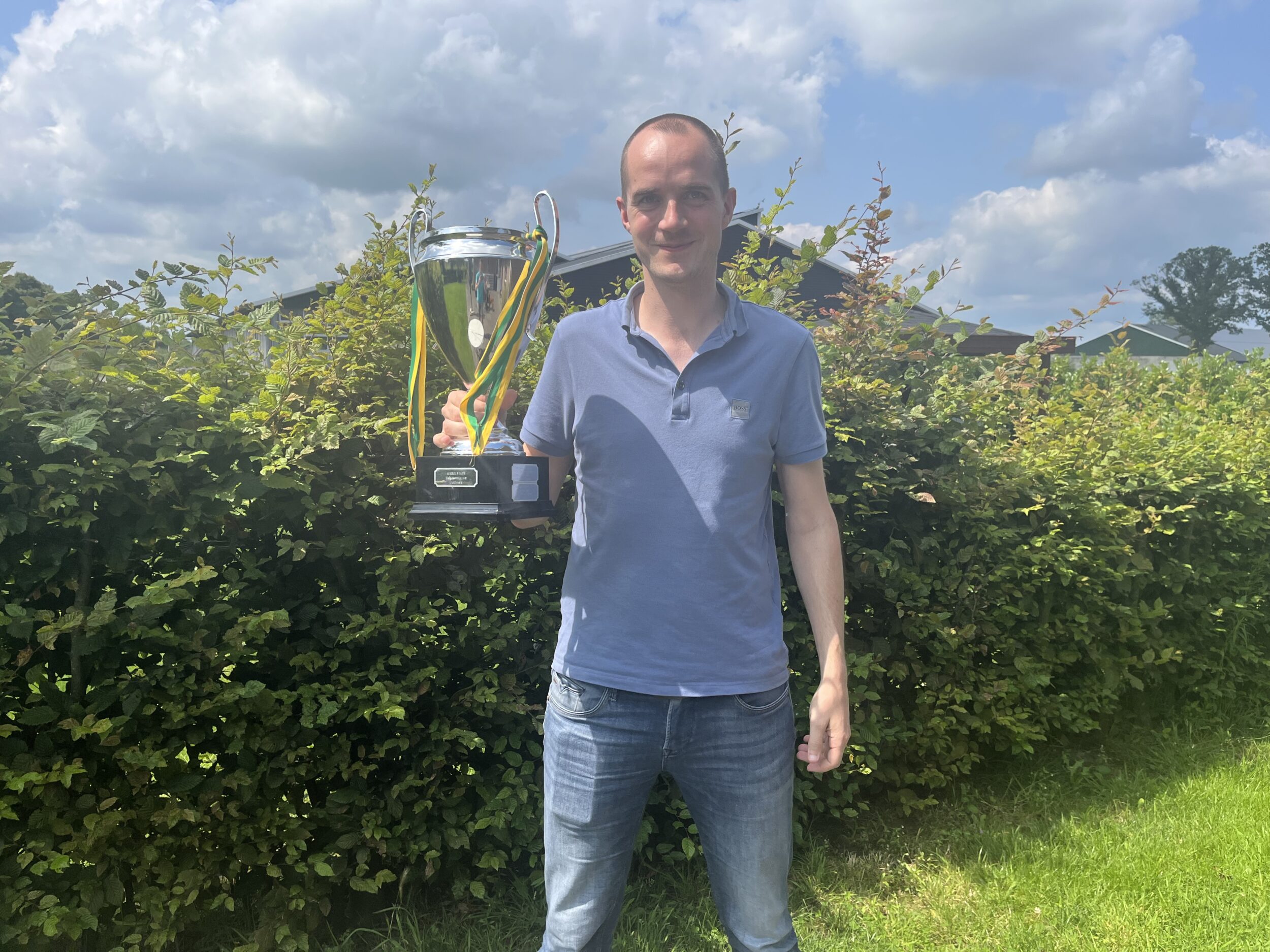 Simon Kok ontvangt beker Wegdamnieuws Eredivisie: “Goed naar Robin ...